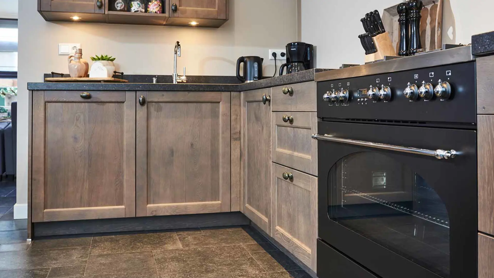 De warme uitstraling van houten keukens bij DB Keukens - woonknallers.nl